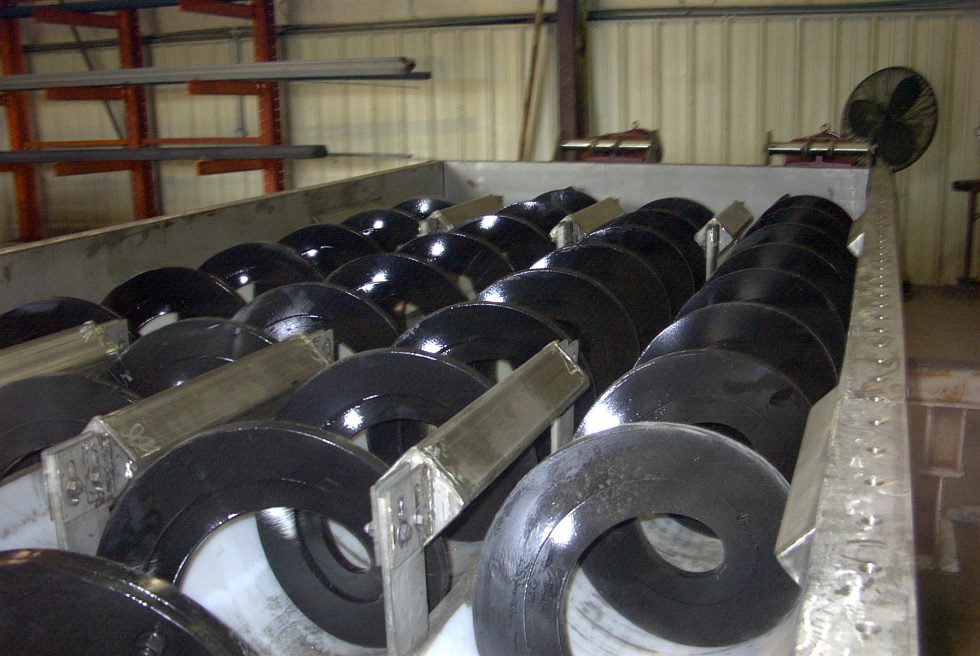 Shafted vs. Shaftless Live Bottom Screws - JMS